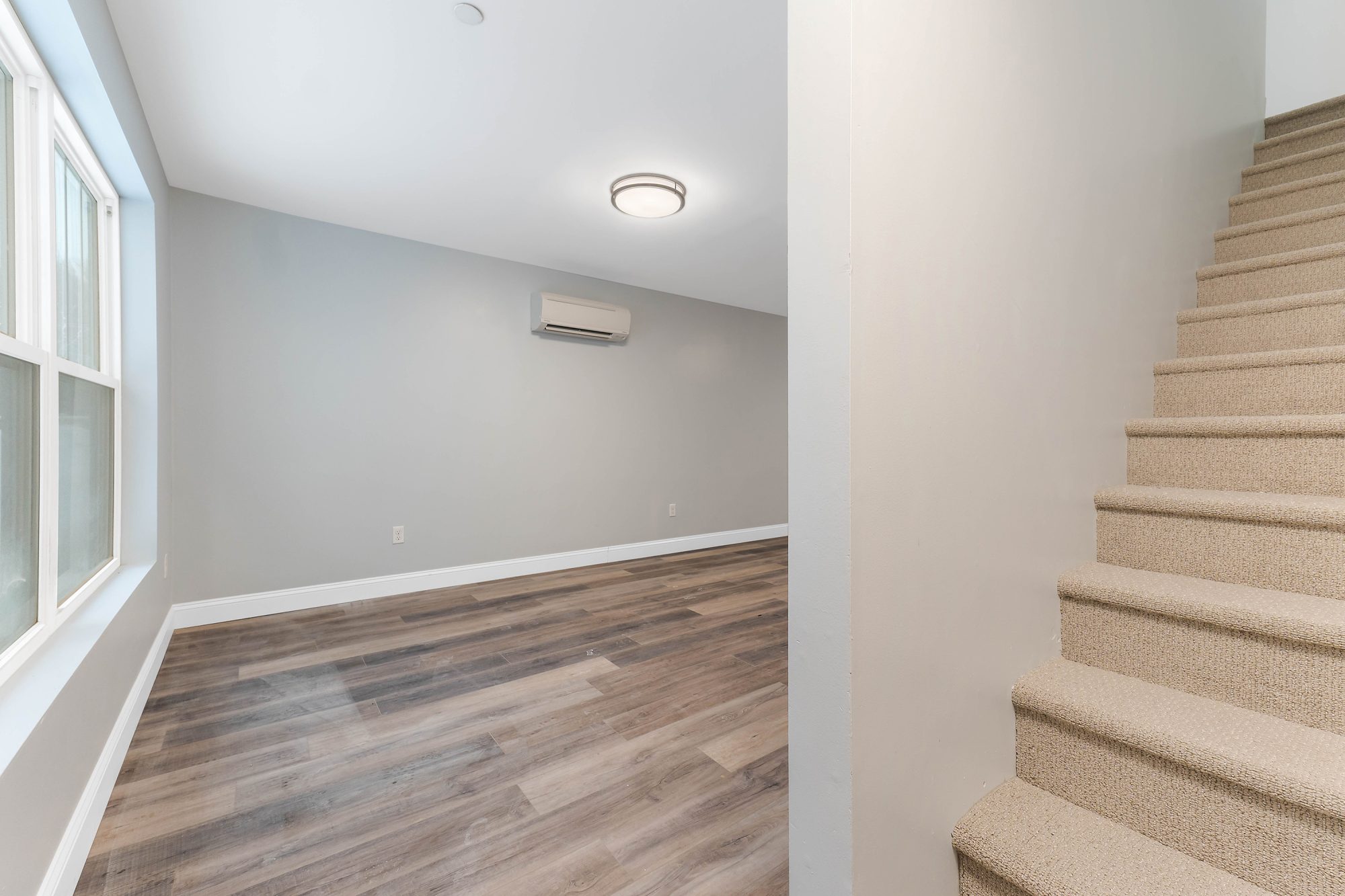 York Colonial Center - Universal Property Management